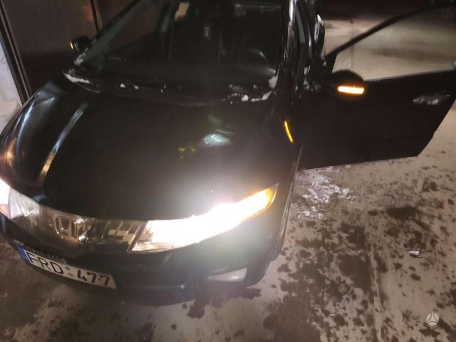 Black Honda Civic 2007 in Vilnius, with an engine capacity of 2.20 L and mileage of 255 thousand km for 1300 €, photo 1 on AUTOMOTO.COM.LV