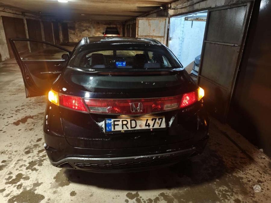 Black Honda Civic 2007 in Vilnius, with an engine capacity of 2.20 L and mileage of 255 thousand km for 1300 €, photo 5 on AUTOMOTO.COM.LV