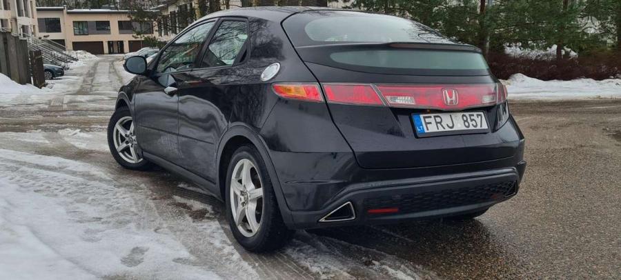 Black Honda Civic 2007 in Vilnius, with an engine capacity of 2.20 L and mileage of 287 thousand km for 2250 €, photo 4 on AUTOMOTO.COM.LV