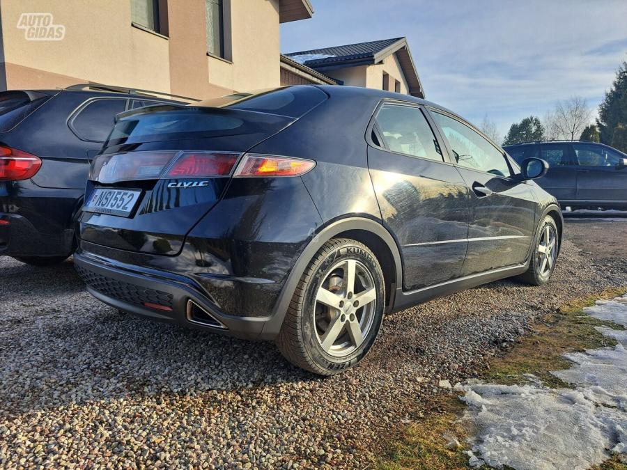 Black Honda Civic 2007 in Vilnius, with an engine capacity of 2.20 L and mileage of 246 thousand km for 2350 €, photo 2 on AUTOMOTO.COM.LV