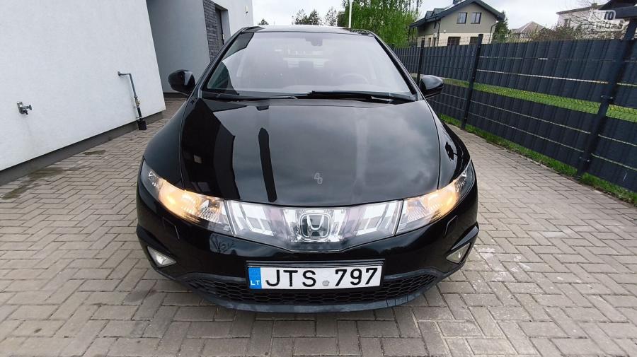 Black Honda Civic 2007 in Vilnius, with an engine capacity of 2.20 L and mileage of 308 thousand km for 1800 €, photo 3 on AUTOMOTO.COM.LV
