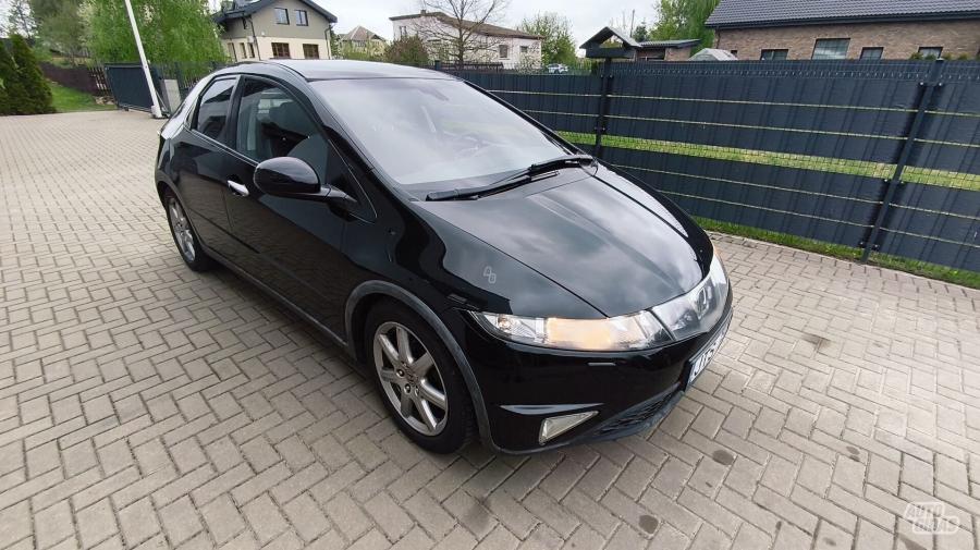 Black Honda Civic 2007 in Vilnius, with an engine capacity of 2.20 L and mileage of 308 thousand km for 1800 €, photo 4 on AUTOMOTO.COM.LV