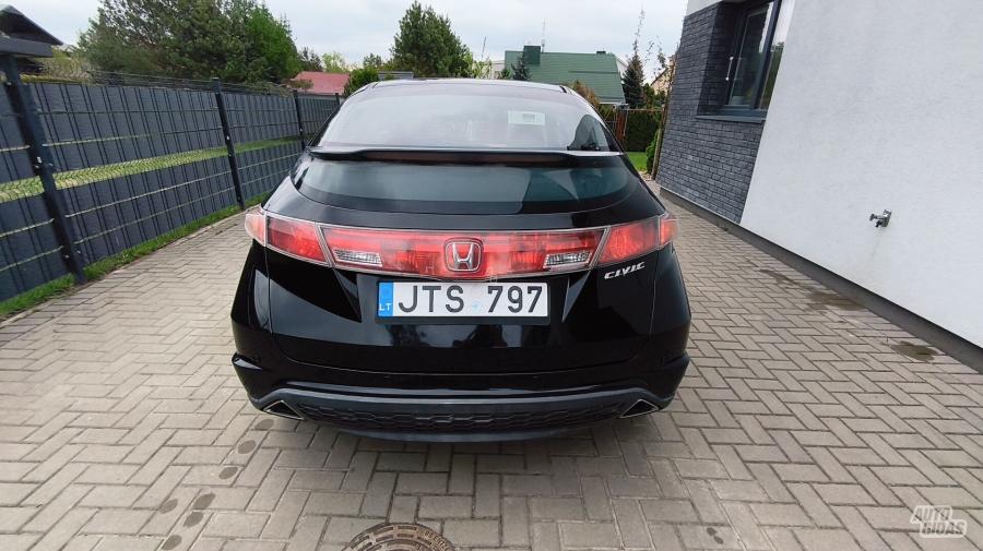 Black Honda Civic 2007 in Vilnius, with an engine capacity of 2.20 L and mileage of 308 thousand km for 1800 €, photo 7 on AUTOMOTO.COM.LV
