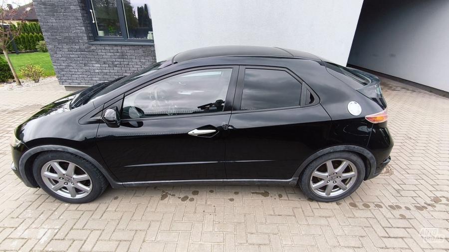 Black Honda Civic 2007 in Vilnius, with an engine capacity of 2.20 L and mileage of 308 thousand km for 1800 €, photo 9 on AUTOMOTO.COM.LV