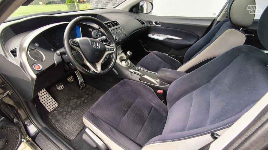 Black Honda Civic 2007 in Vilnius, with an engine capacity of 2.20 L and mileage of 308 thousand km for 1800 €, photo 11 on AUTOMOTO.COM.LV