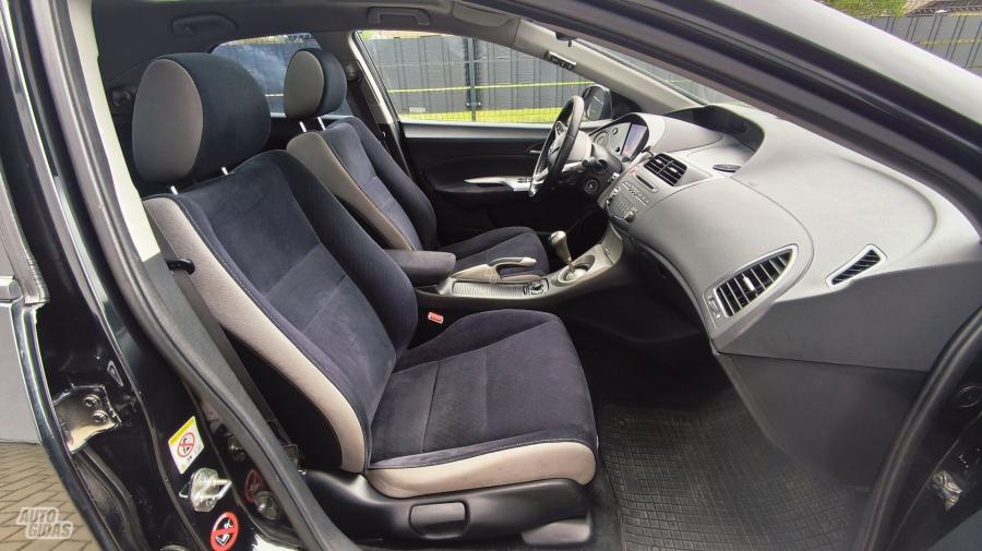 Black Honda Civic 2007 in Vilnius, with an engine capacity of 2.20 L and mileage of 308 thousand km for 1800 €, photo 19 on AUTOMOTO.COM.LV