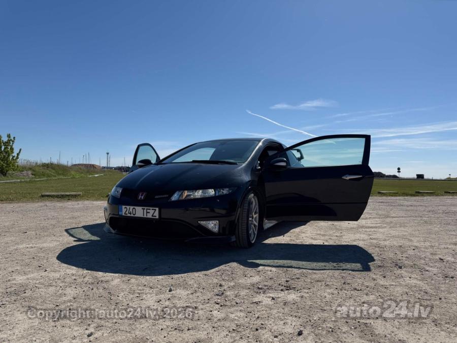 Black Honda Civic 2007 in Kuressaare, with an engine capacity of 2.00 L and mileage of 243 thousand km for 7999 €, photo 1 on AUTOMOTO.COM.LV
