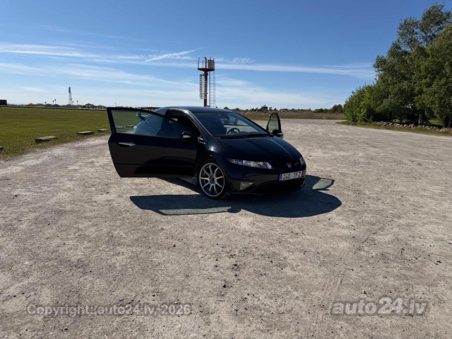 Black Honda Civic 2007 in Kuressaare, with an engine capacity of 2.00 L and mileage of 243 thousand km for 7999 €, photo 3 on AUTOMOTO.COM.LV