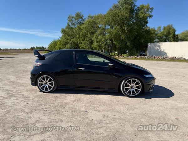Black Honda Civic 2007 in Kuressaare, with an engine capacity of 2.00 L and mileage of 243 thousand km for 7999 €, photo 3 on AUTOMOTO.COM.LV