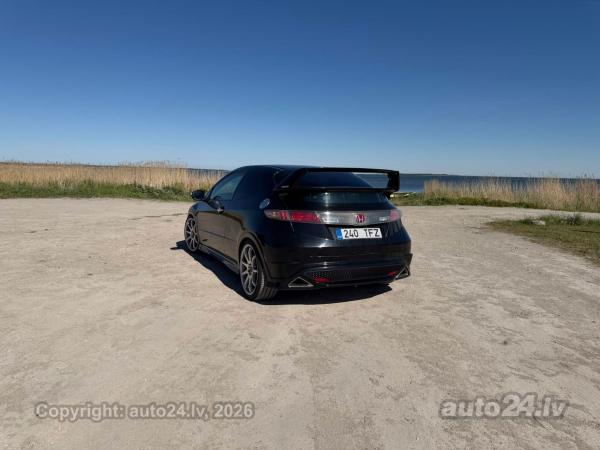 Black Honda Civic 2007 in Kuressaare, with an engine capacity of 2.00 L and mileage of 243 thousand km for 7999 €, photo 4 on AUTOMOTO.COM.LV