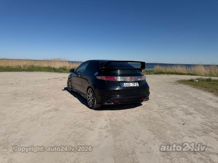 Black Honda Civic 2007 in Kuressaare, with an engine capacity of 2.00 L and mileage of 243 thousand km for 7999 €, photo 5 on AUTOMOTO.COM.LV