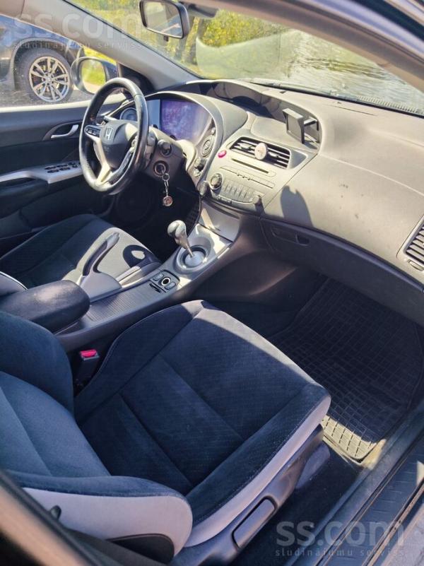 Melns Honda Civic 2007 Rīga, ar dzinēja tilpumu 1.80 L un nobraukumu 240 tūkst. km par 1850 €, foto 8 vietnē AUTOMOTO.COM.LV