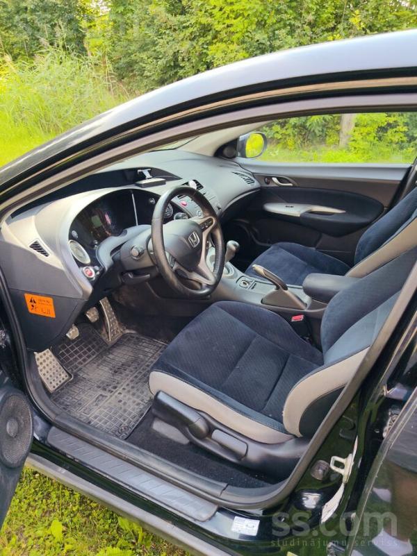 Melns Honda Civic 2007 Rīga, ar dzinēja tilpumu 1.80 L un nobraukumu 240 tūkst. km par 1750 €, foto 4 vietnē AUTOMOTO.COM.LV