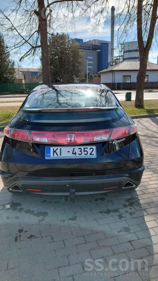 Black Honda Civic 2007 in Jelgava, with an engine capacity of 2.20 L and mileage of 295 thousand km for 2200 €, photo 2 on AUTOMOTO.COM.LV