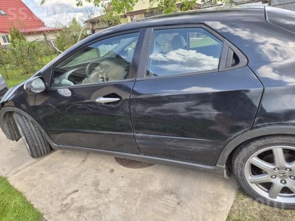 Black Honda Civic 2007 in Riga, with an engine capacity of 1.80 L and mileage of 251 thousand km for 1650 €, photo 2 on AUTOMOTO.COM.LV