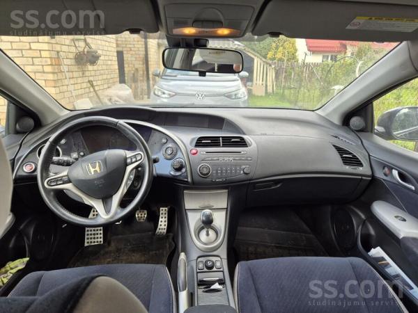 Black Honda Civic 2007 in Riga, with an engine capacity of 1.80 L and mileage of 251 thousand km for 1650 €, photo 6 on AUTOMOTO.COM.LV