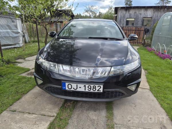 Black Honda Civic 2007 in Riga, with an engine capacity of 1.80 L and mileage of 251 thousand km for 1500 €, photo 4 on AUTOMOTO.COM.LV