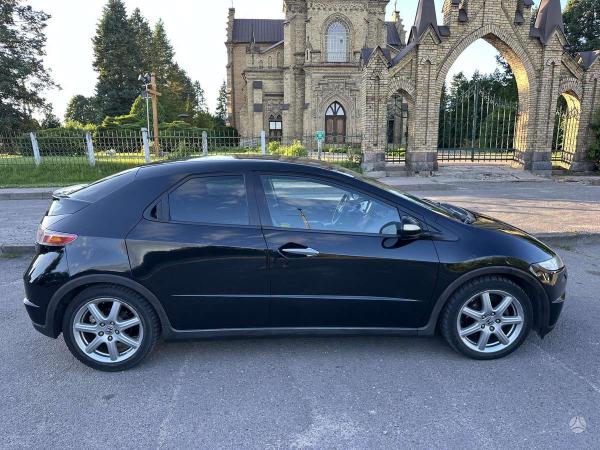 Melns Honda Civic 2007 Viļņa, ar dzinēja tilpumu 1.80 L un nobraukumu 172 tūkst. km par 2950 €, foto 4 vietnē AUTOMOTO.COM.LV