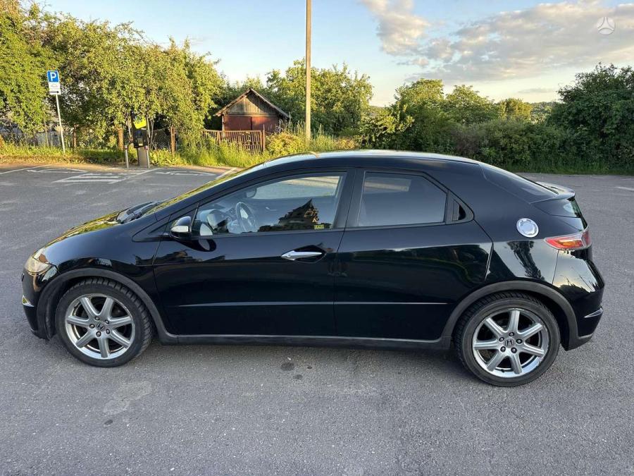 Melns Honda Civic 2007 Viļņa, ar dzinēja tilpumu 1.80 L un nobraukumu 172 tūkst. km par 2950 €, foto 9 vietnē AUTOMOTO.COM.LV
