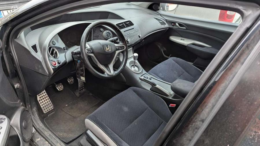 Black Honda Civic 2007 in Klaipeda, with an engine capacity of 2.20 L and mileage of 235 thousand km for 900 €, photo 8 on AUTOMOTO.COM.LV