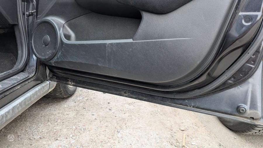 Black Honda Civic 2007 in Klaipeda, with an engine capacity of 2.20 L and mileage of 235 thousand km for 900 €, photo 19 on AUTOMOTO.COM.LV