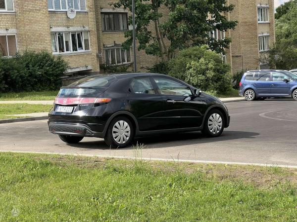 Black Honda Civic 2007 in Vilnius, with an engine capacity of 1.34 L and mileage of 236 thousand km for 2000 €, photo 3 on AUTOMOTO.COM.LV
