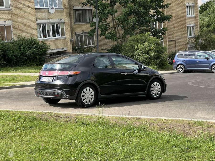 Black Honda Civic 2007 in Vilnius, with an engine capacity of 1.34 L and mileage of 236 thousand km for 2000 €, photo 4 on AUTOMOTO.COM.LV