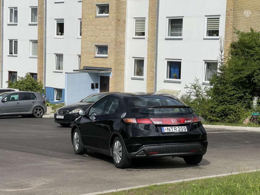 Black Honda Civic 2007 in Vilnius, with an engine capacity of 1.34 L and mileage of 236 thousand km for 2000 €, photo 5 on AUTOMOTO.COM.LV