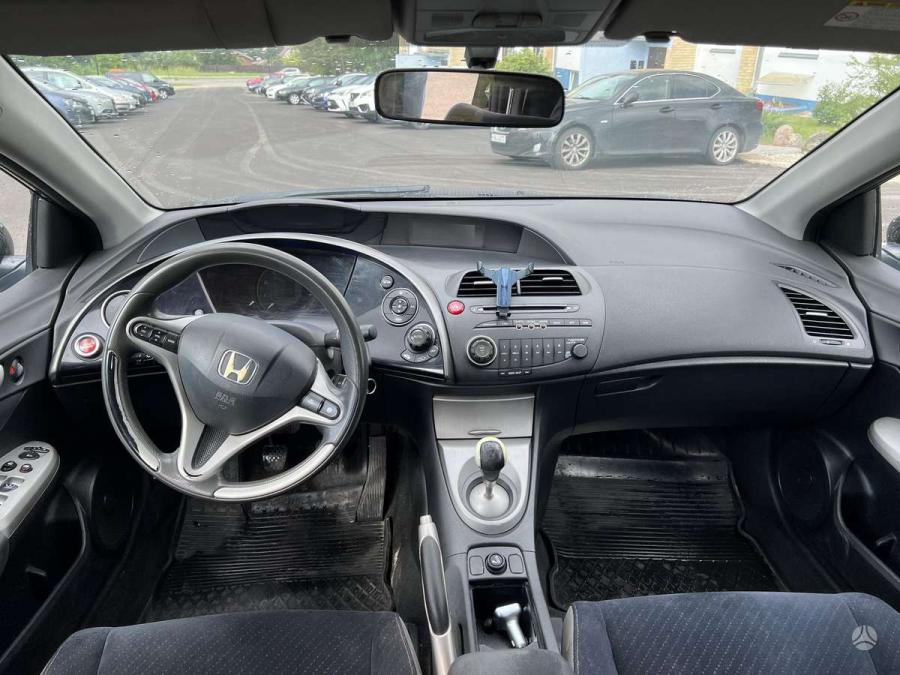 Black Honda Civic 2007 in Vilnius, with an engine capacity of 1.34 L and mileage of 236 thousand km for 2000 €, photo 6 on AUTOMOTO.COM.LV