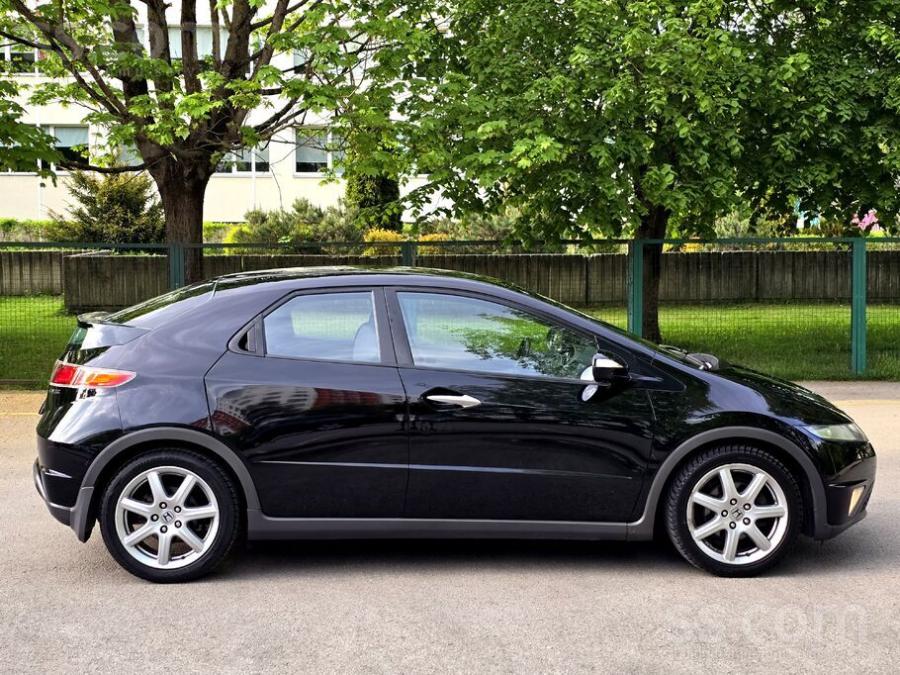 Black Honda Civic 2007 in Riga, with an engine capacity of 1.80 L and mileage of 147 thousand km for 3200 €, photo 7 on AUTOMOTO.COM.LV