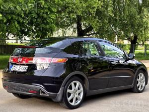 Black Honda Civic 2007 in Riga, with an engine capacity of 1.80 L and mileage of 147 thousand km for 3200 €, photo 8 on AUTOMOTO.COM.LV