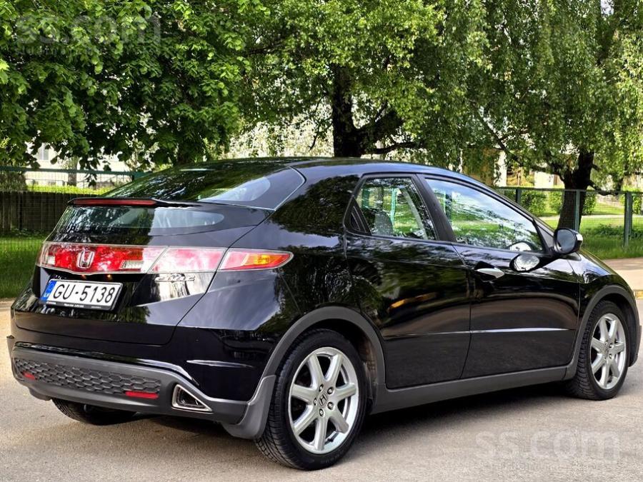 Black Honda Civic 2007 in Riga, with an engine capacity of 1.80 L and mileage of 147 thousand km for 3200 €, photo 8 on AUTOMOTO.COM.LV