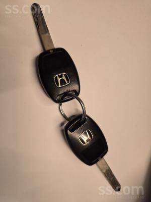 Black Honda Civic 2007 in Riga, with an engine capacity of 1.80 L and mileage of 147 thousand km for 3200 €, photo 13 on AUTOMOTO.COM.LV