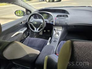 Black Honda Civic 2007 in Riga, with an engine capacity of 1.80 L and mileage of 147 thousand km for 3200 €, photo 16 on AUTOMOTO.COM.LV