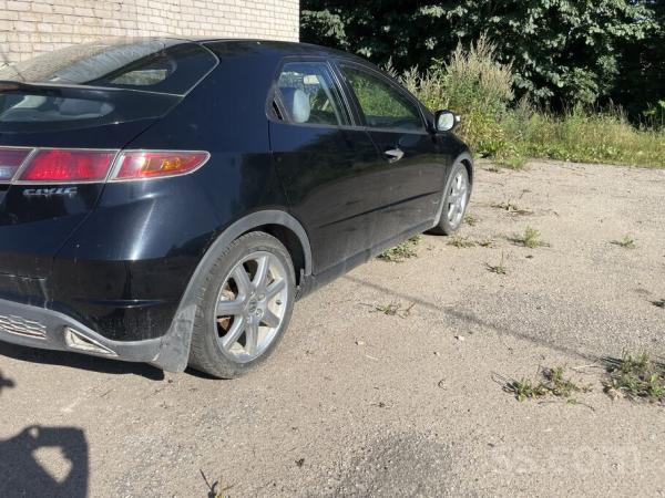 Black Honda Civic 2007 in Rezekne, with an engine capacity of 1.80 L and mileage of 244 thousand km for 1300 €, photo 4 on AUTOMOTO.COM.LV