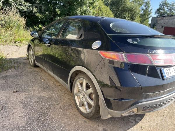 Black Honda Civic 2007 in Rezekne, with an engine capacity of 1.80 L and mileage of 244 thousand km for 1300 €, photo 5 on AUTOMOTO.COM.LV