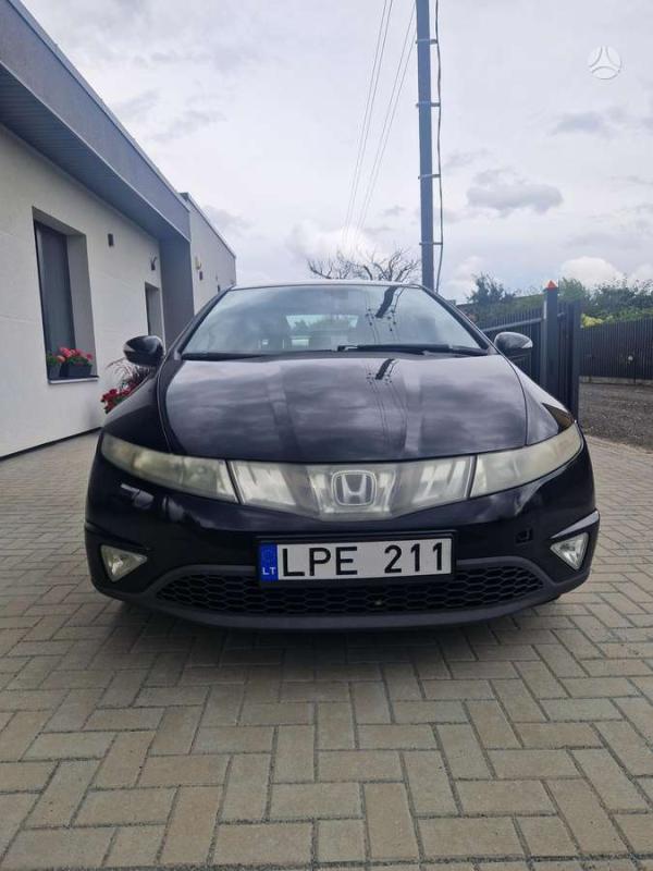 Black Honda Civic 2007 in Panevezys, with an engine capacity of 2.20 L and mileage of 360 thousand km for 1500 €, photo 2 on AUTOMOTO.COM.LV