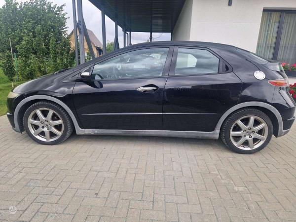 Black Honda Civic 2007 in Panevezys, with an engine capacity of 2.20 L and mileage of 360 thousand km for 1500 €, photo 3 on AUTOMOTO.COM.LV