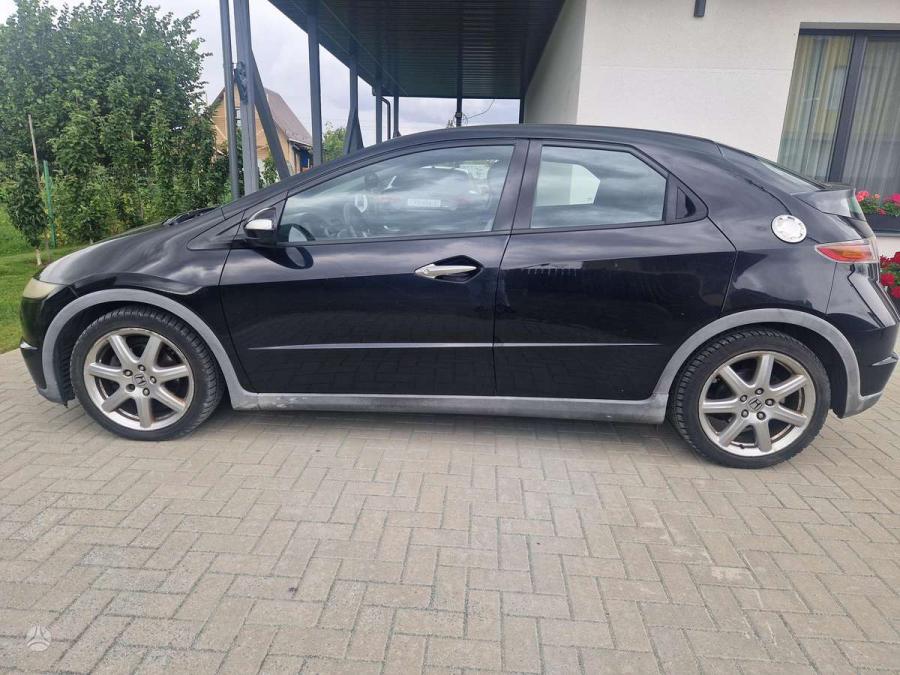 Melns Honda Civic 2007 Panevēža, ar dzinēja tilpumu 2.20 L un nobraukumu 360 tūkst. km par 1500 €, foto 4 vietnē AUTOMOTO.COM.LV