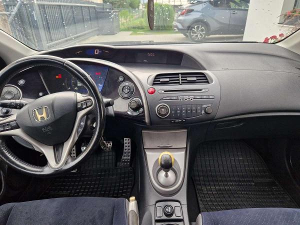 Black Honda Civic 2007 in Panevezys, with an engine capacity of 2.20 L and mileage of 360 thousand km for 1500 €, photo 7 on AUTOMOTO.COM.LV