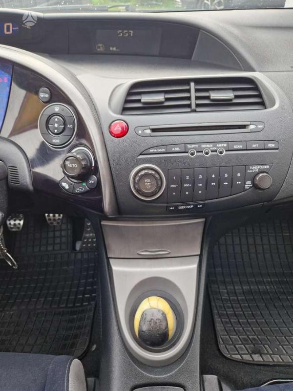 Black Honda Civic 2007 in Panevezys, with an engine capacity of 2.20 L and mileage of 360 thousand km for 1500 €, photo 9 on AUTOMOTO.COM.LV