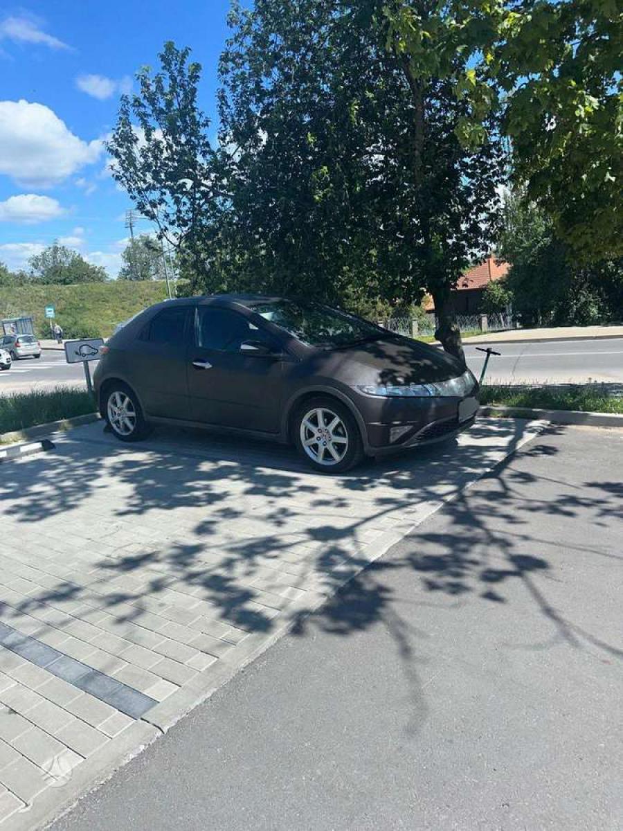 Black Honda Civic 2007 in Kedainiai, with an engine capacity of 1.80 L and mileage of 410 thousand km for 900 €, photo 5 on AUTOMOTO.COM.LV