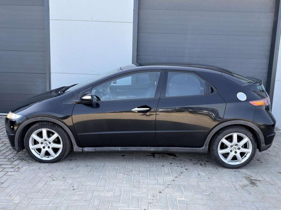 Black Honda Civic 2007 in Vilnius, with an engine capacity of 2.20 L and mileage of 323 thousand km for 950 €, photo 3 on AUTOMOTO.COM.LV
