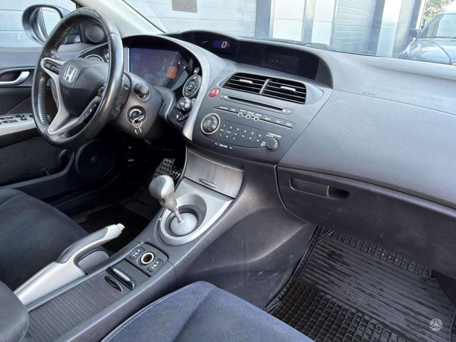 Black Honda Civic 2007 in Vilnius, with an engine capacity of 2.20 L and mileage of 323 thousand km for 950 €, photo 13 on AUTOMOTO.COM.LV
