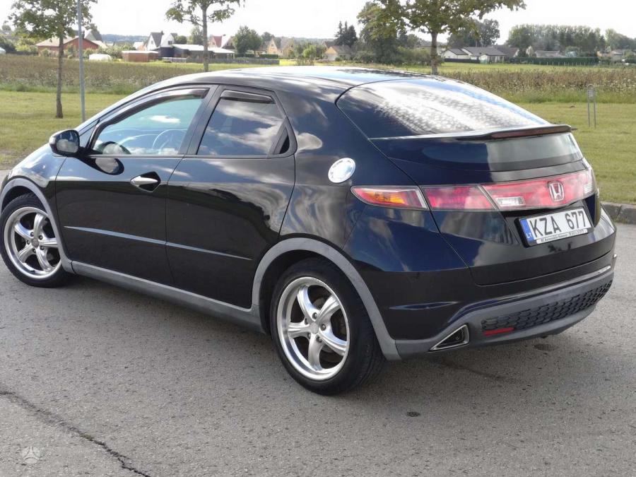 Black Honda Civic 2007 in Siauliai, with an engine capacity of 1.79 L and mileage of 133 thousand km for 2490 €, photo 7 on AUTOMOTO.COM.LV