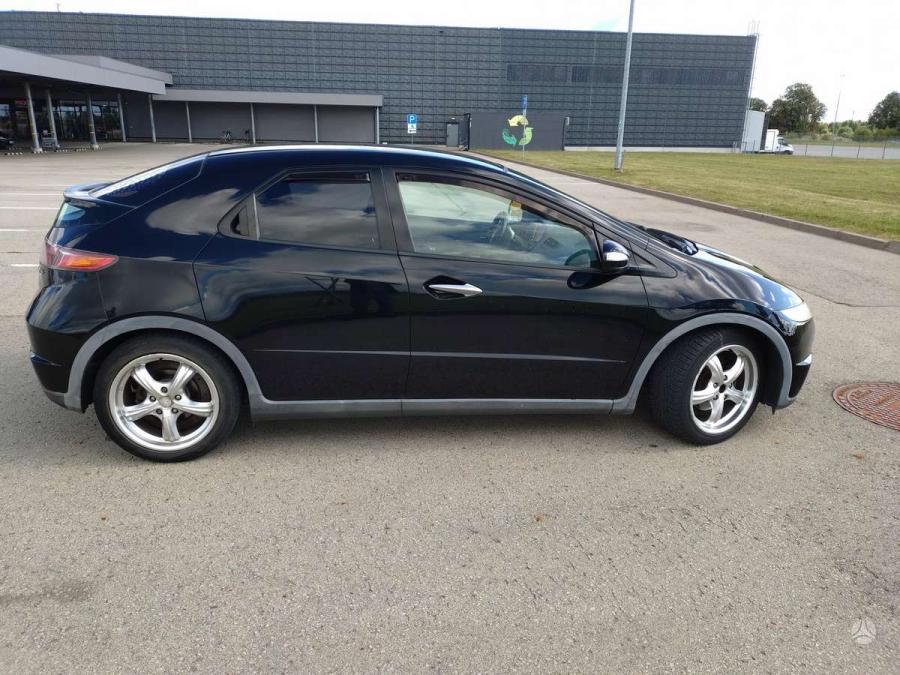 Black Honda Civic 2007 in Siauliai, with an engine capacity of 1.79 L and mileage of 133 thousand km for 2490 €, photo 10 on AUTOMOTO.COM.LV