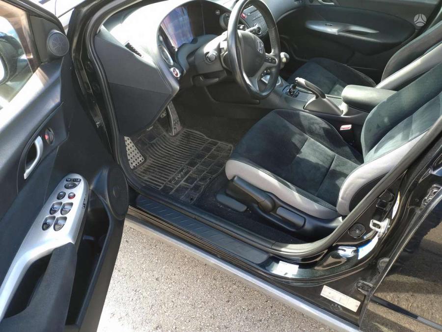 Black Honda Civic 2007 in Siauliai, with an engine capacity of 1.79 L and mileage of 133 thousand km for 2490 €, photo 11 on AUTOMOTO.COM.LV