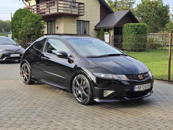 Black Honda Civic 2007 in Kaunas, with an engine capacity of 2.00 L and mileage of 218 thousand km for 8200 €, photo 1 on AUTOMOTO.COM.LV