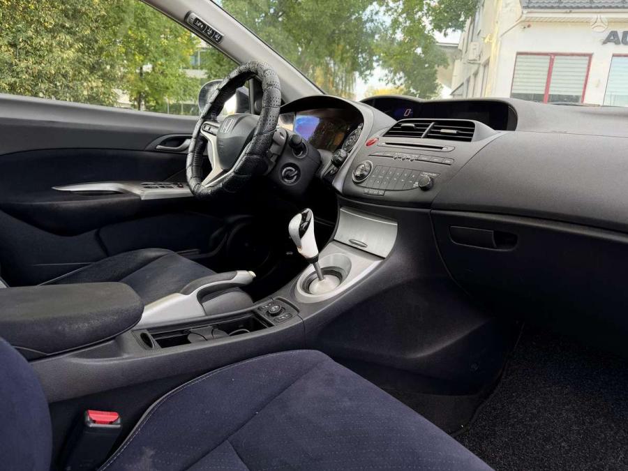 Black Honda Civic 2007 in Kaunas, with an engine capacity of 2.20 L and mileage of 362 thousand km for 2400 €, photo 13 on AUTOMOTO.COM.LV