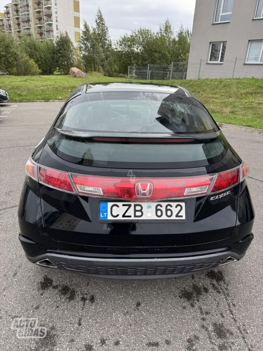 Melns Honda Civic 2007 Viļņa, ar dzinēja tilpumu 1.80 L un nobraukumu 213 tūkst. km par 2200 €, foto 3 vietnē AUTOMOTO.COM.LV
